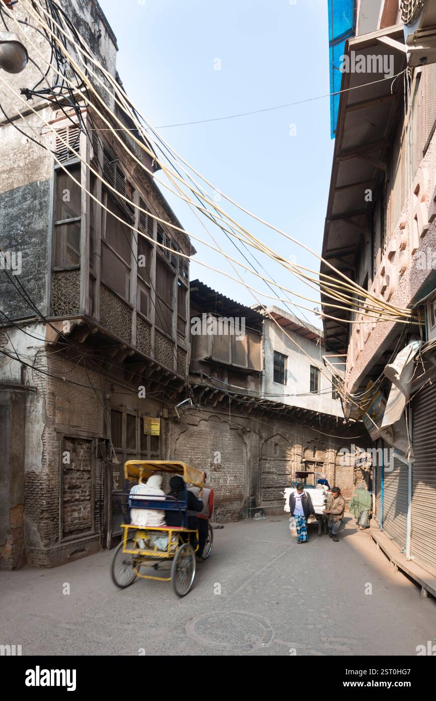 India delhi trishaw rickshaw road hi-res stock photography and images ...