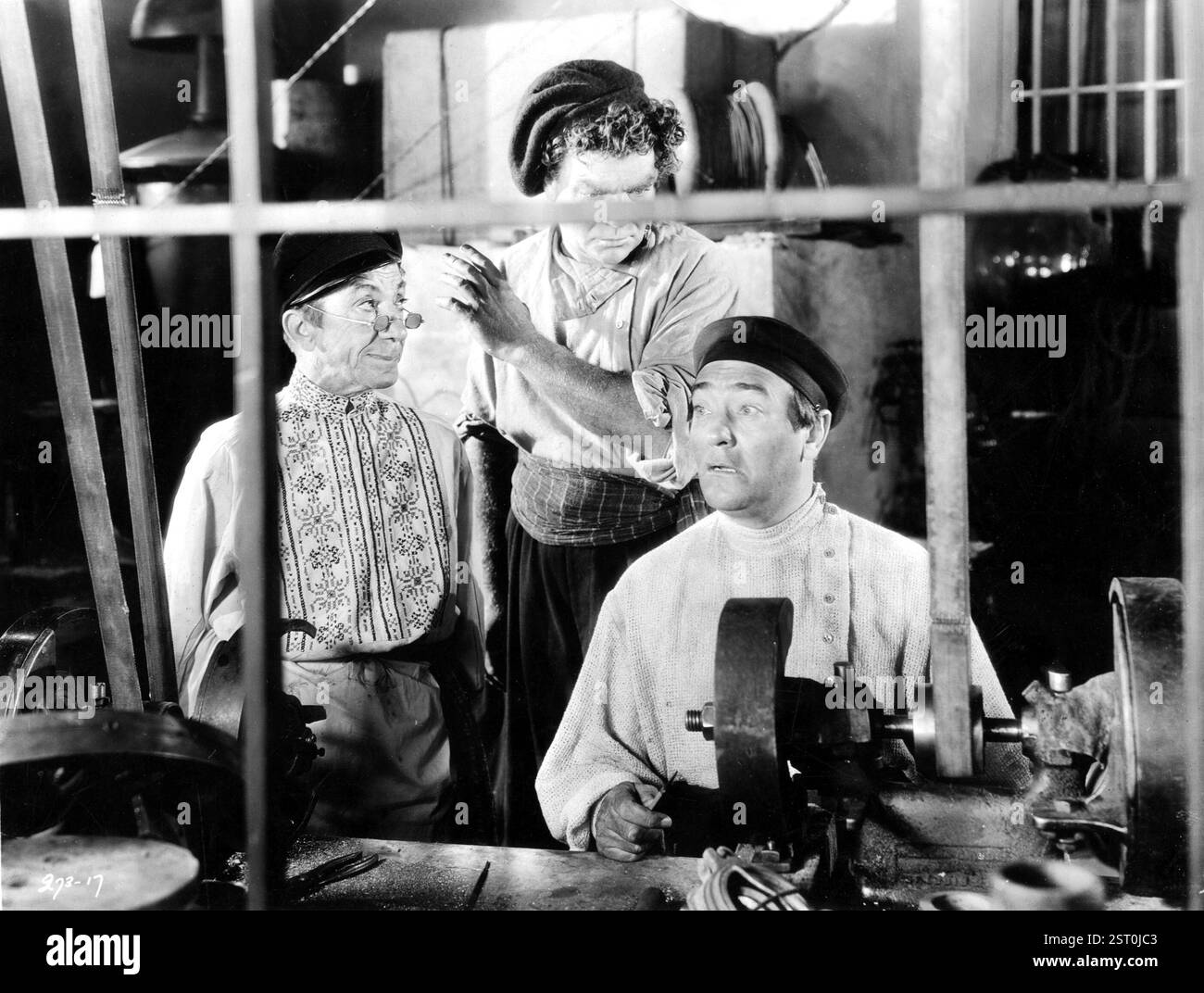 THE MYSTERIOUS ISLAND [US 1929] SNITZ EDWARDS, GIBSON GOWLAND [centre ...