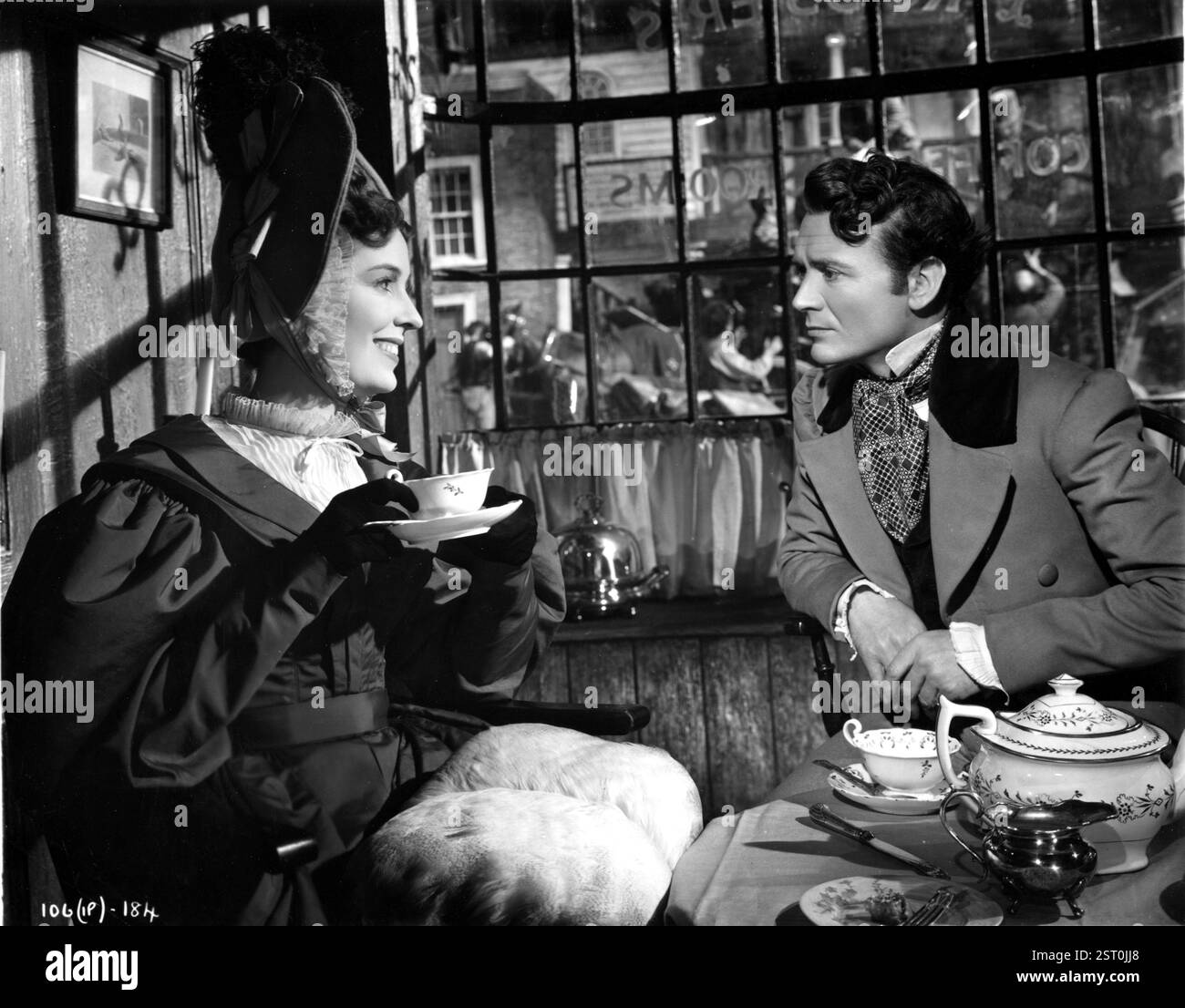 GREAT EXPECTATIONS [BR 1946] VALERIE HOBSON as Estella, JOHN MILLS as ...