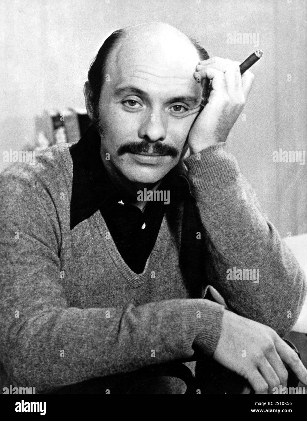 HECTOR ELIZONDO [b. 1936] US actor Date: 1936 Stock Photo - Alamy