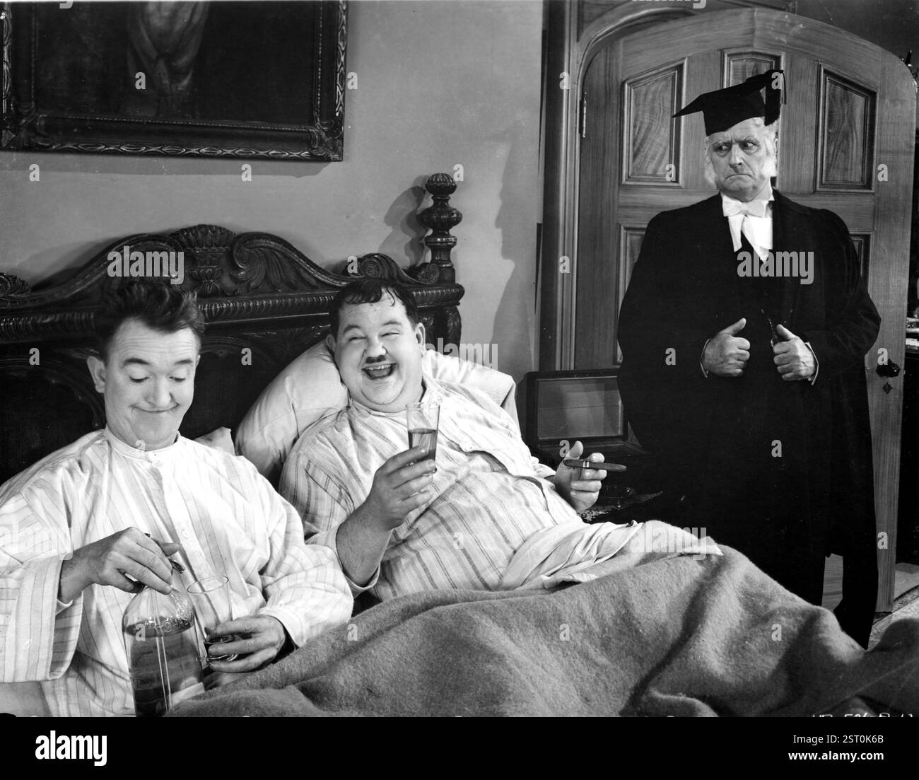 A CHUMP AT OXFORD [US 1940] STAN LAUREL, OLIVER HARDY, WILFRED LUCAS ...