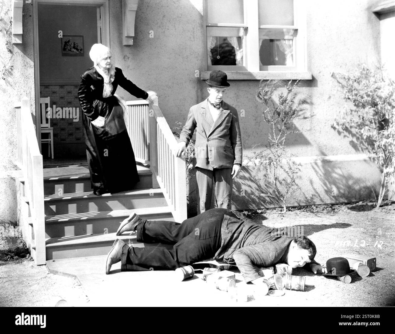 ONE GOOD TURN [US 1931] MARY CARR, STAN LAUREL, OLIVER HARDY Date: 1931 ...