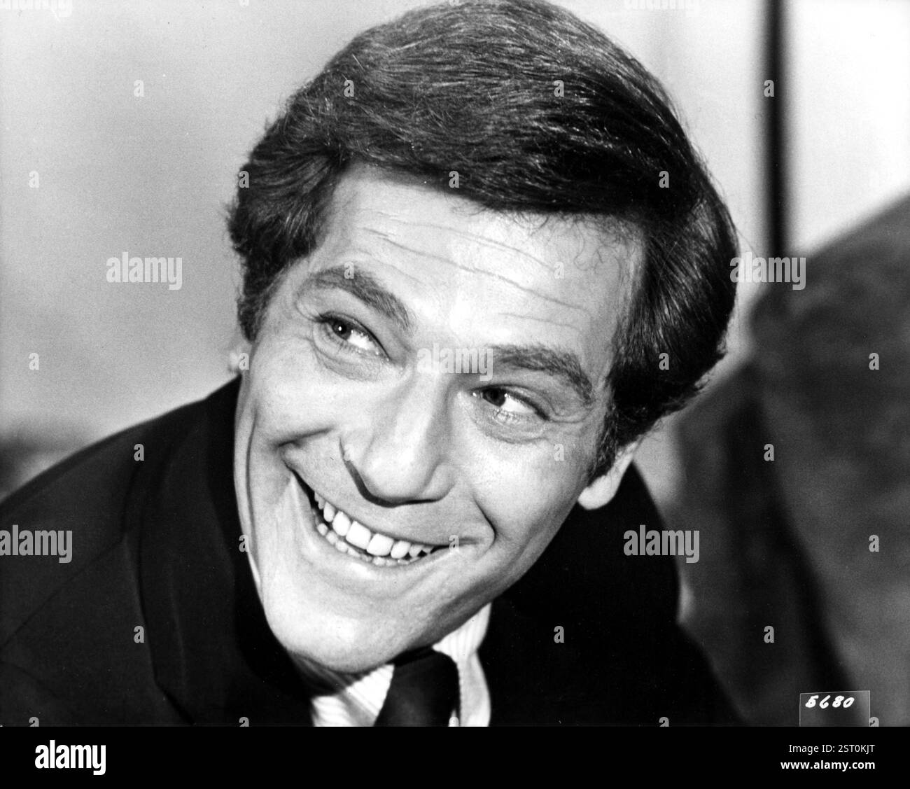 GEORGE SEGAL [b. 1934] American actor Date: 1934 Stock Photo - Alamy