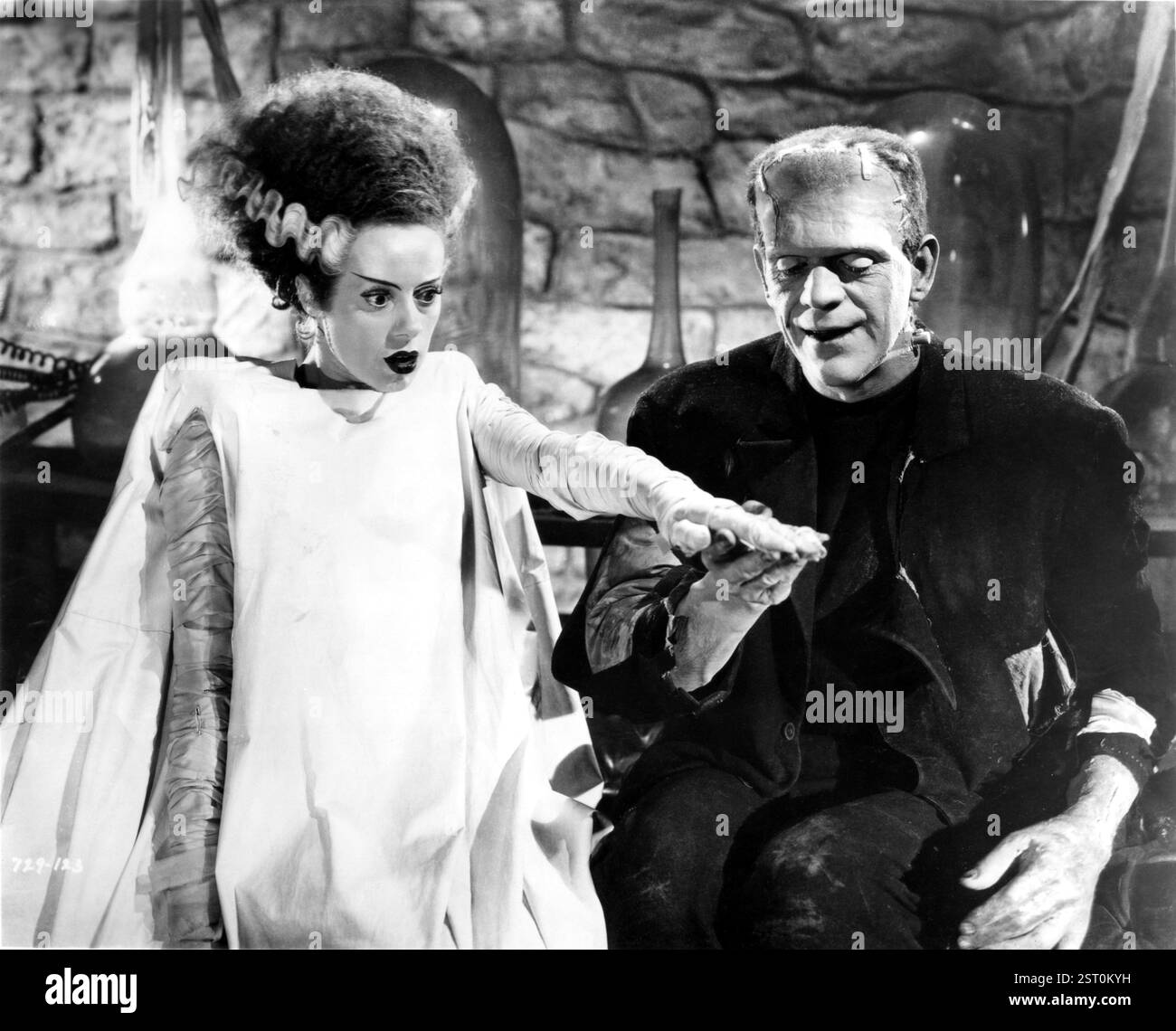 BRIDE OF FRANKENSTEIN [US 1935] ELSA LANCHESTER as the Bride, BORIS KARLOFF as the Monster Date ...