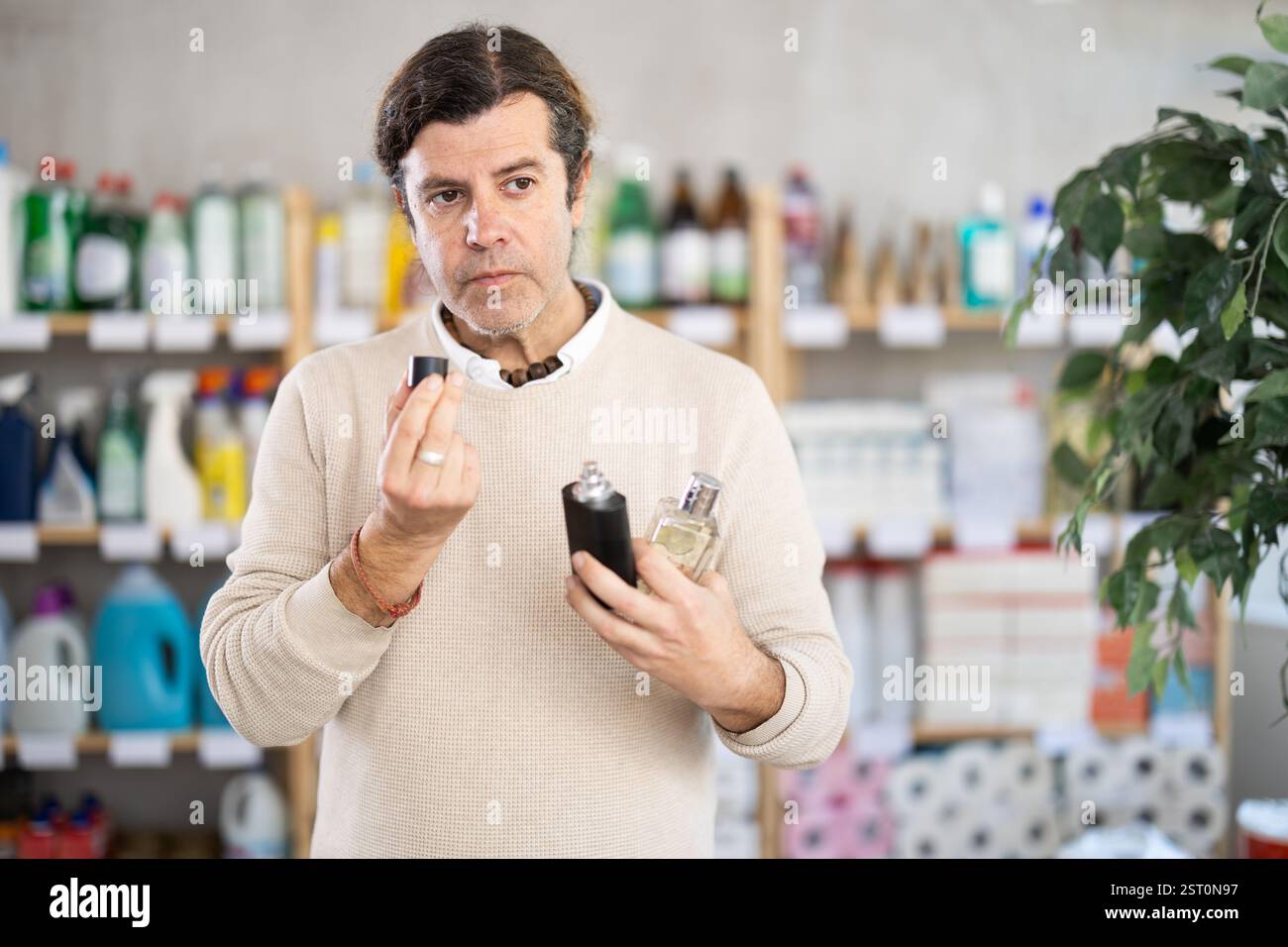 Perfume flacon man hi-res stock photography and images - Alamy