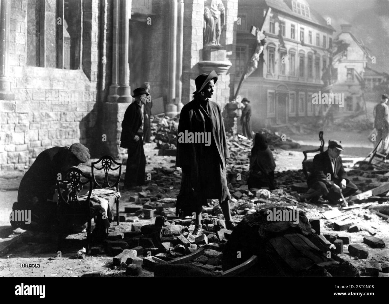 DANGEROUS MOONLIGHT [BR / US 1941] aka SUICIDE SQUADRON SALLY GRAY Date ...