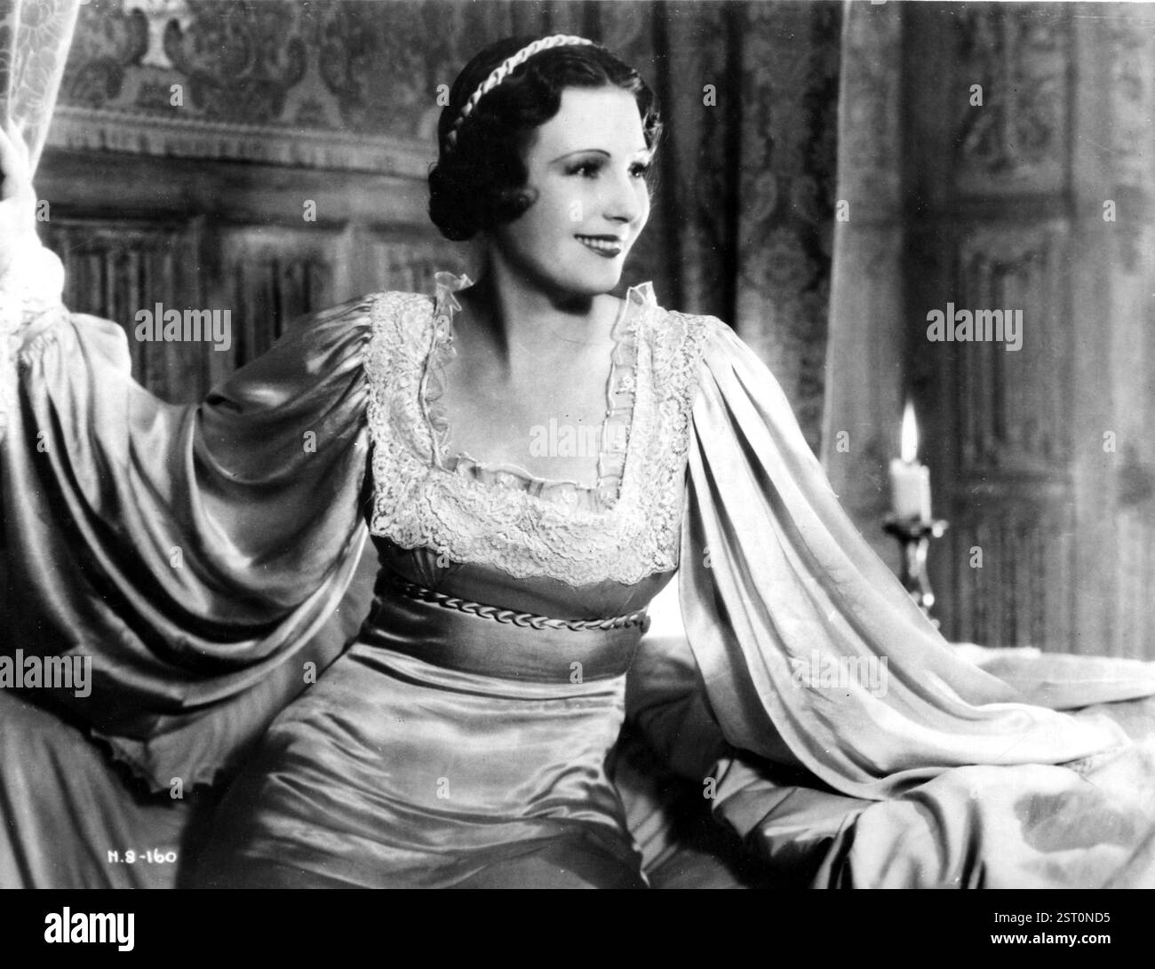 THE PRIVATE LIFE OF HENRY VIII [BR 1933] BINNIE BARNES as Catherine ...