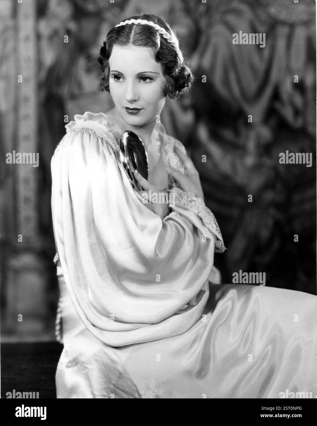 THE PRIVATE LIFE OF HENRY VIII [BR 1933] BINNIE BARNES as Catherine ...