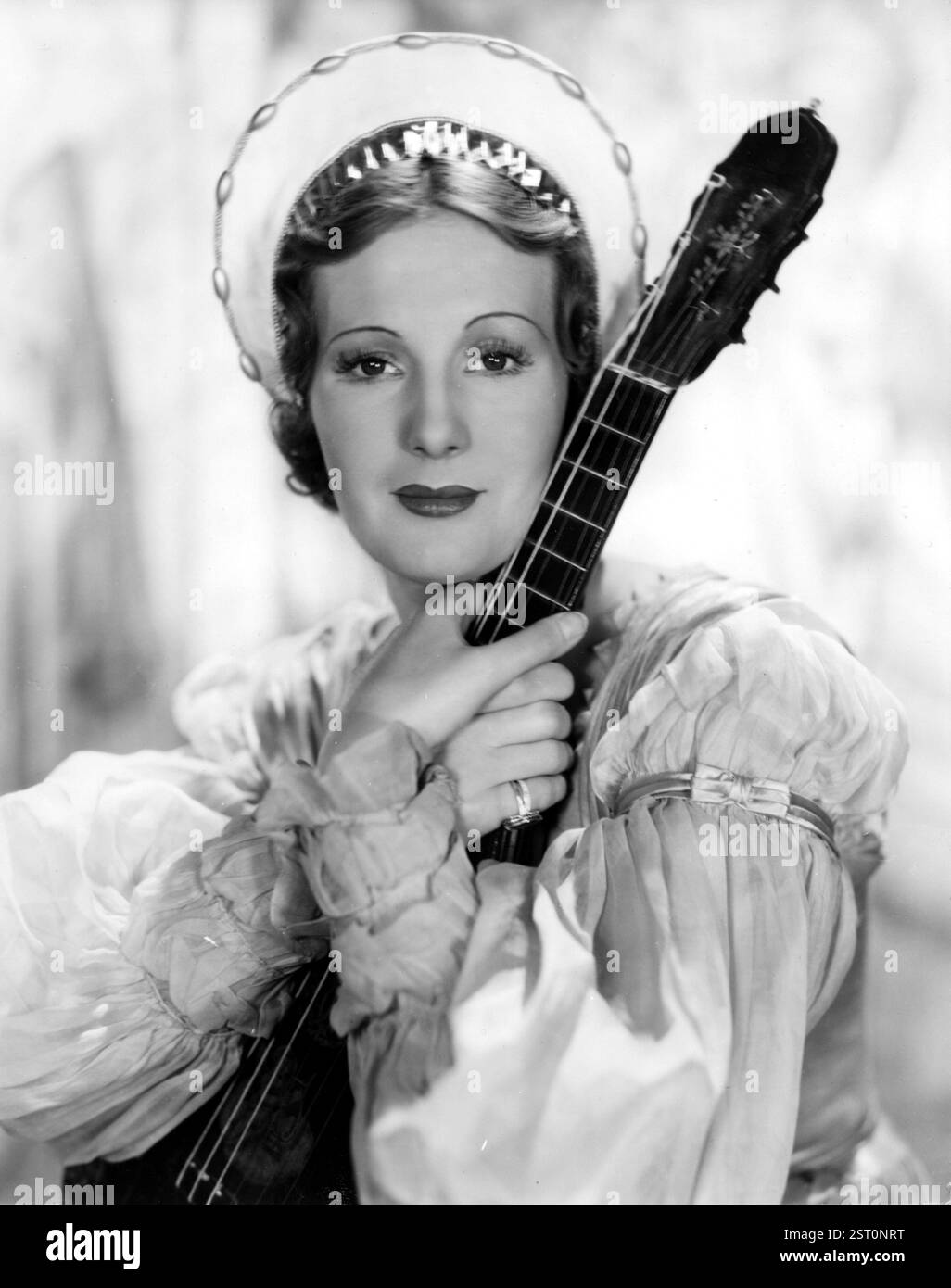 THE PRIVATE LIFE OF HENRY VIII [BR 1933] BINNIE BARNES as Catherine ...