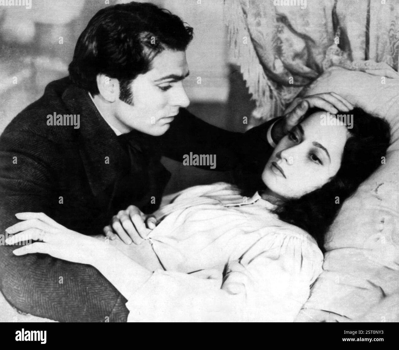 WUTHERING HEIGHTS [US 1939] LAURENCE OLIVIER as Heathcliff, MERLE OBERON as Cathy Date: 1939 ...