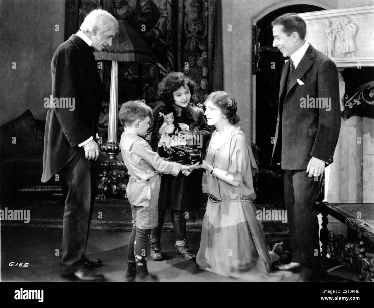 THE MAN WHO PLAYED GOD [US 1922] [L-R] IVAN SIMPSON, MICKEY BENNETT, MIRIAM BATTISTA, EFFIE ...