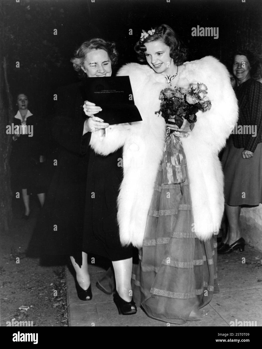 THE WIZARD OF OZ [US 1939] JUDY GARLAND [right] attends the premiere ...