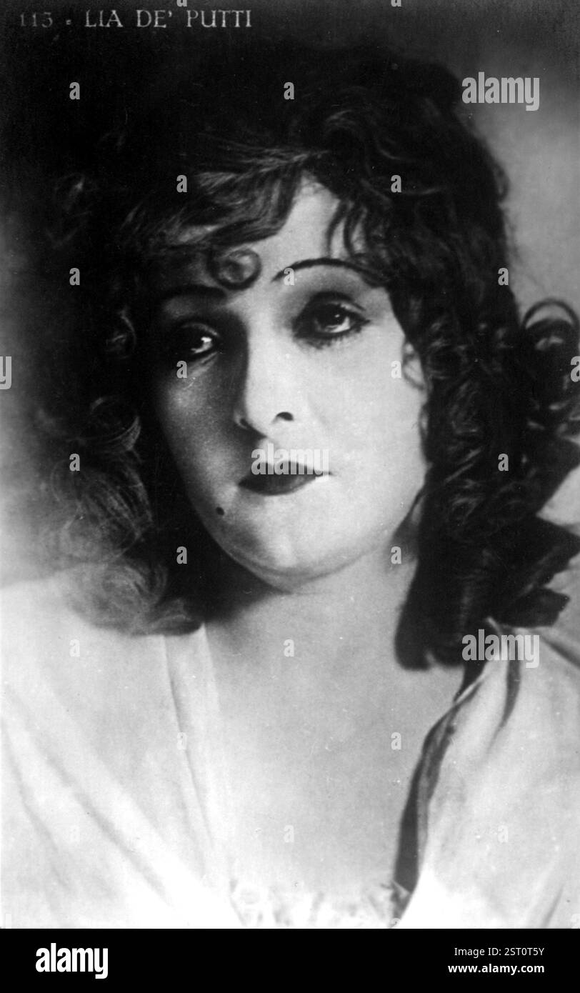 Lya de putti hi-res stock photography and images - Alamy