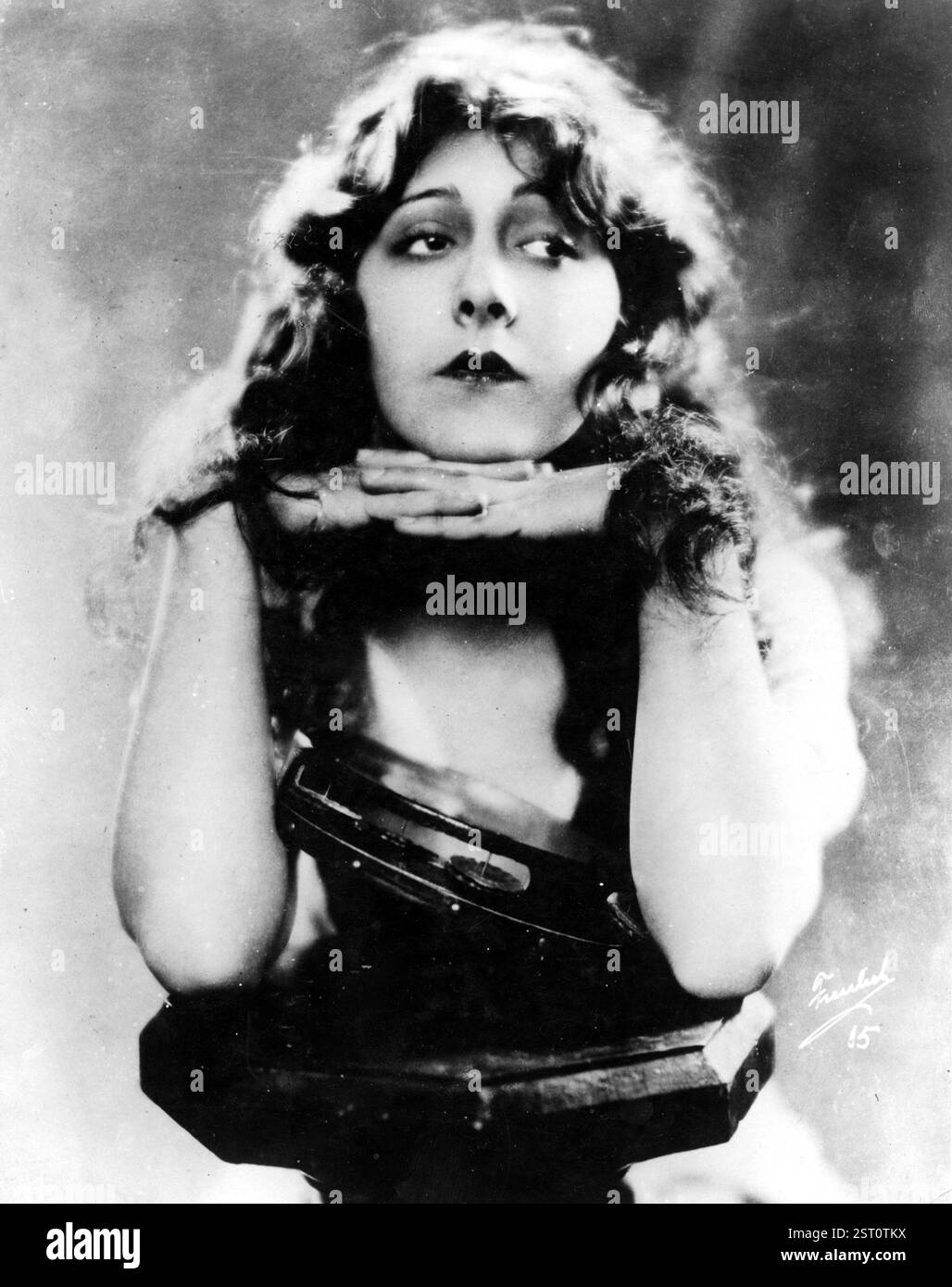 THE HUNCHBACK OF NOTRE DAME [US 1923] PATSY RUTH MILLER as Esmeralda ...