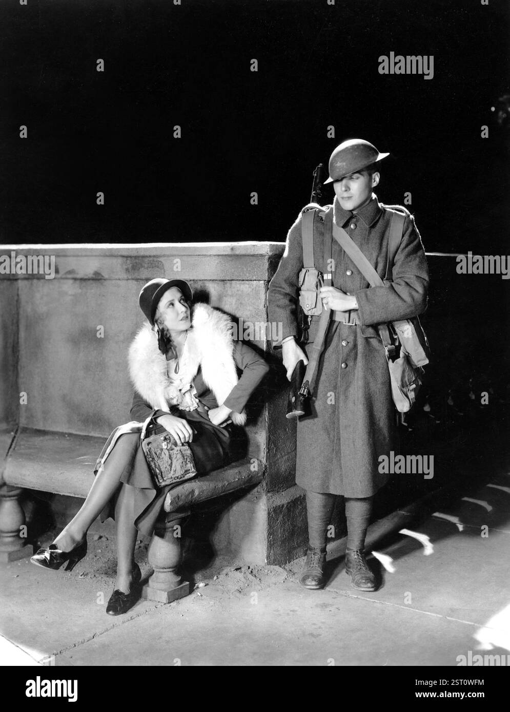 WATERLOO BRIDGE [1931] MAE CLARKE, DOUGLASS MONTGOMERY Date: 1931 Stock ...