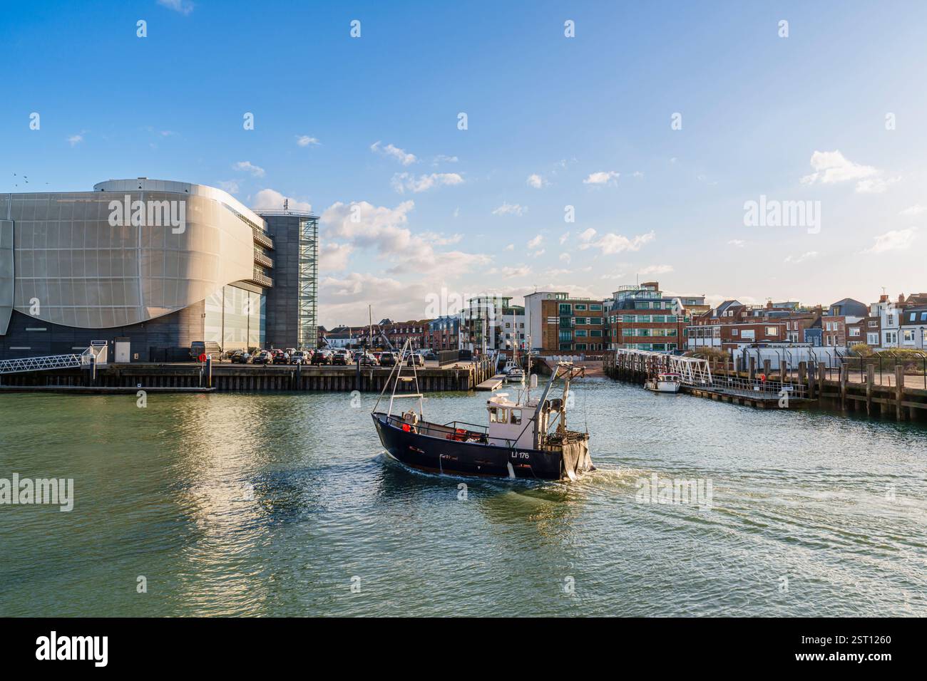 Harbour lifestyle quay port hi-res stock photography and images - Alamy