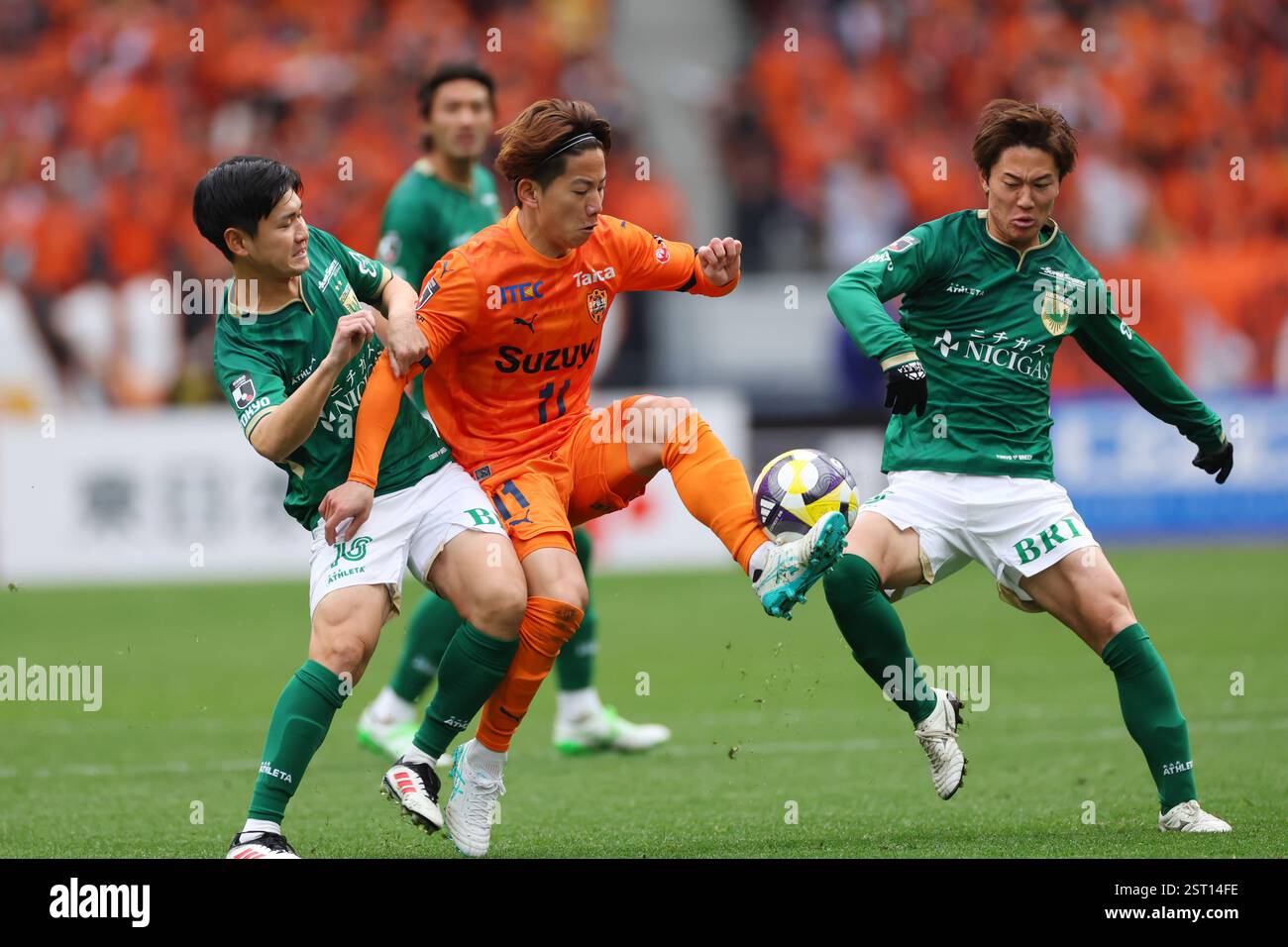 Tokyo, Japan. 16th Feb, 2025. (L-R) Rei Hirakawa (Verdy), Hikaru ...