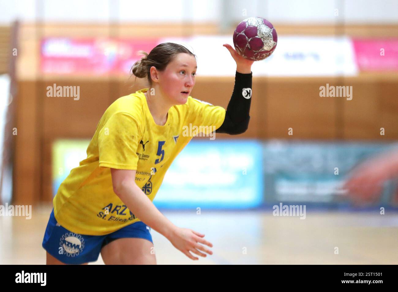 Leipzig, Deutschland. 16th Feb, 2025. Kim-Angelina Lang (5, HC Leipzig ...