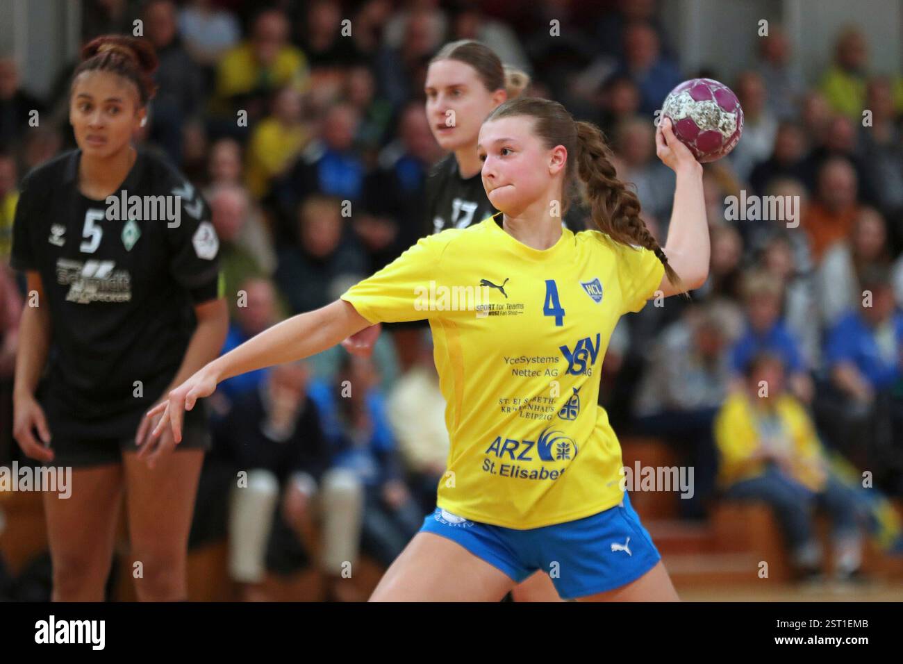 Jana Walther (4, HC Leipzig) wirft einen Siebenmeter. Handball, 2. Bundesliga Frauen, HBF ...
