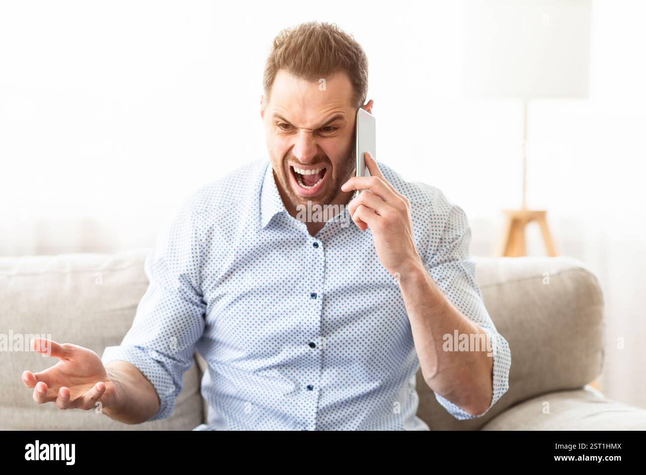Angry man talking on mobile phone and shouting Stock Photo - Alamy