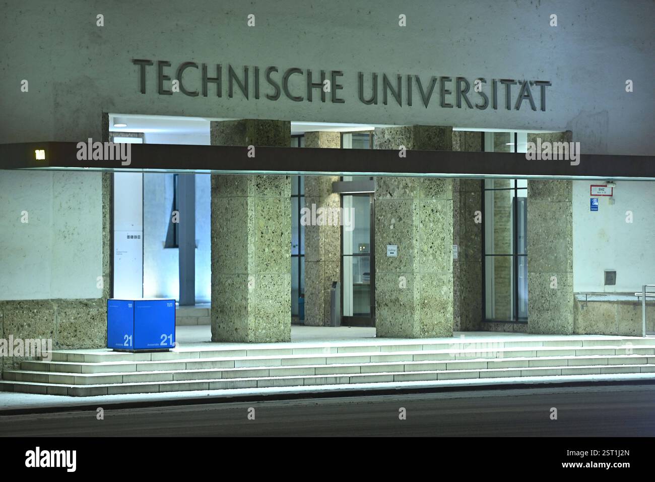 Eingang Technische Universitaet Muenchen. *** Entrance Technical ...