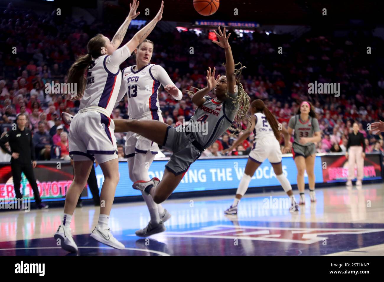 TUCSON, AZ - FEBRUARY 16: Arizona Wildcats guard Skylar Jones #4 throws ...