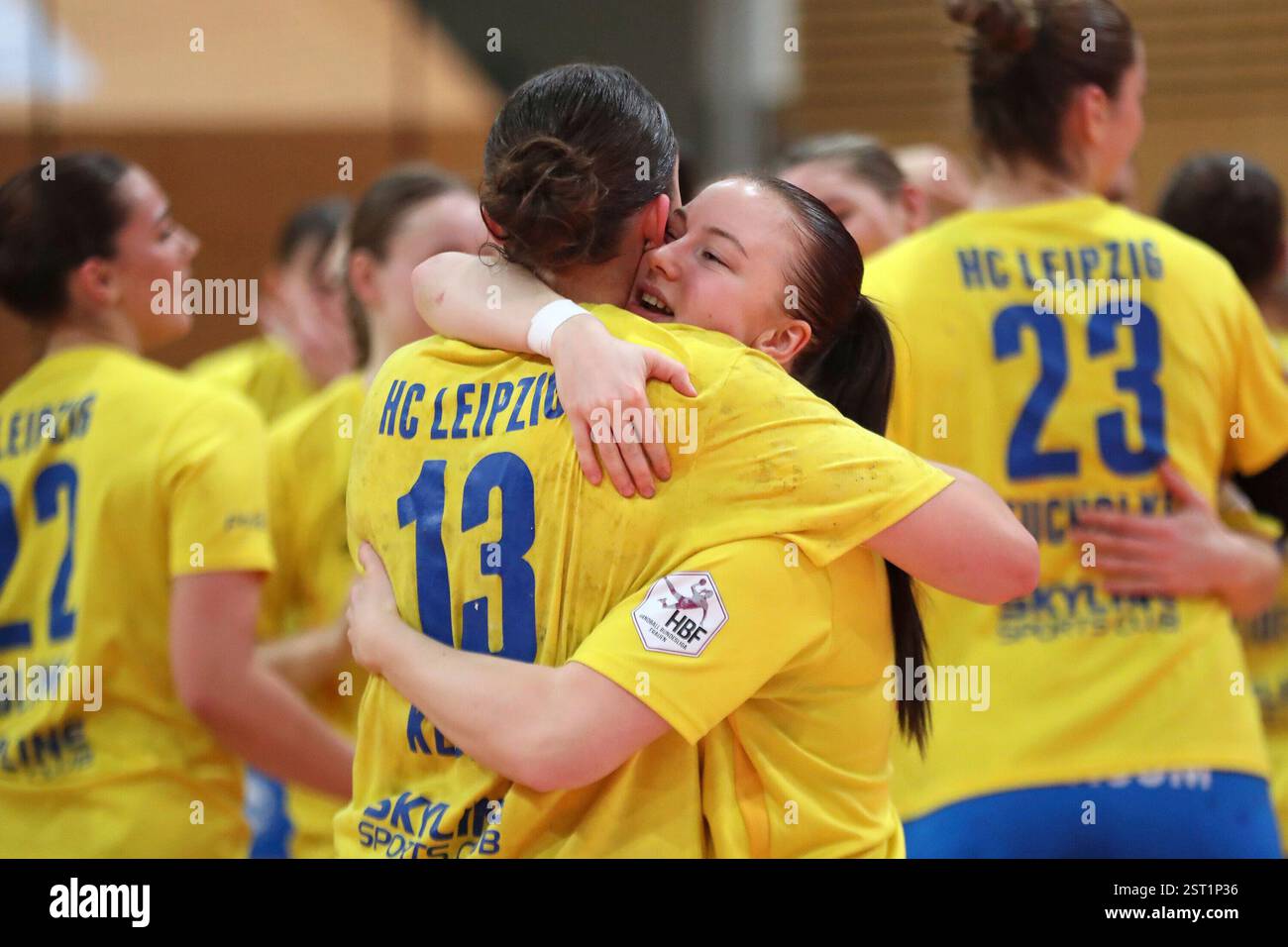 Leipzig, Deutschland. 16th Feb, 2025. Pauline Uhlmann (2, HC Leipzig) freut sich mit Laura ...