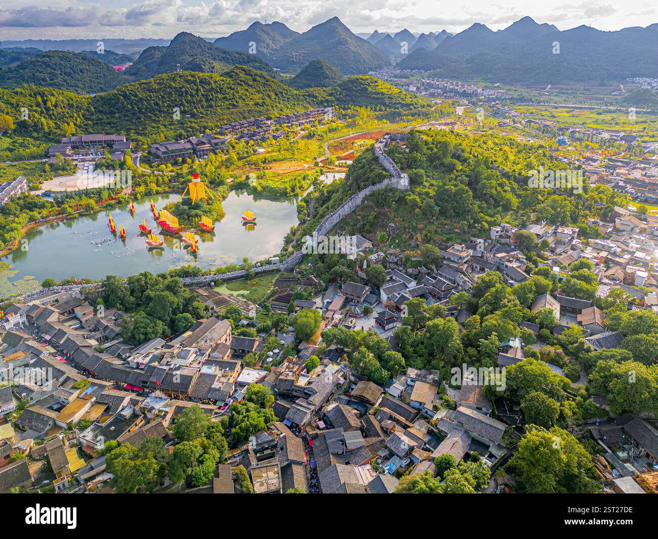 Chinese houses on a lake hi-res stock photography and images - Alamy