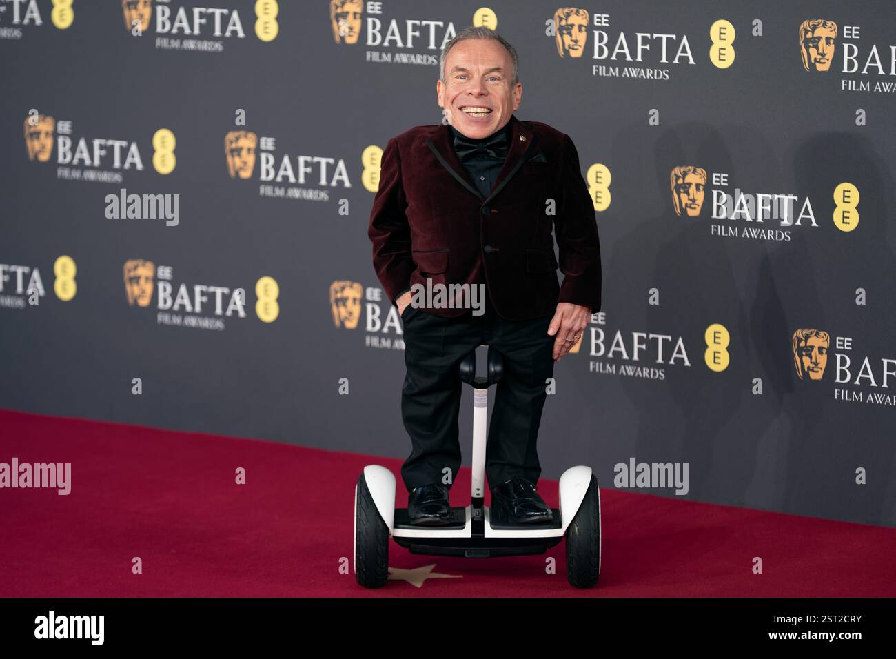 LONDON, ENGLAND - FEBRUARY 16: Warwick Davis attends the EE BAFTA Film ...