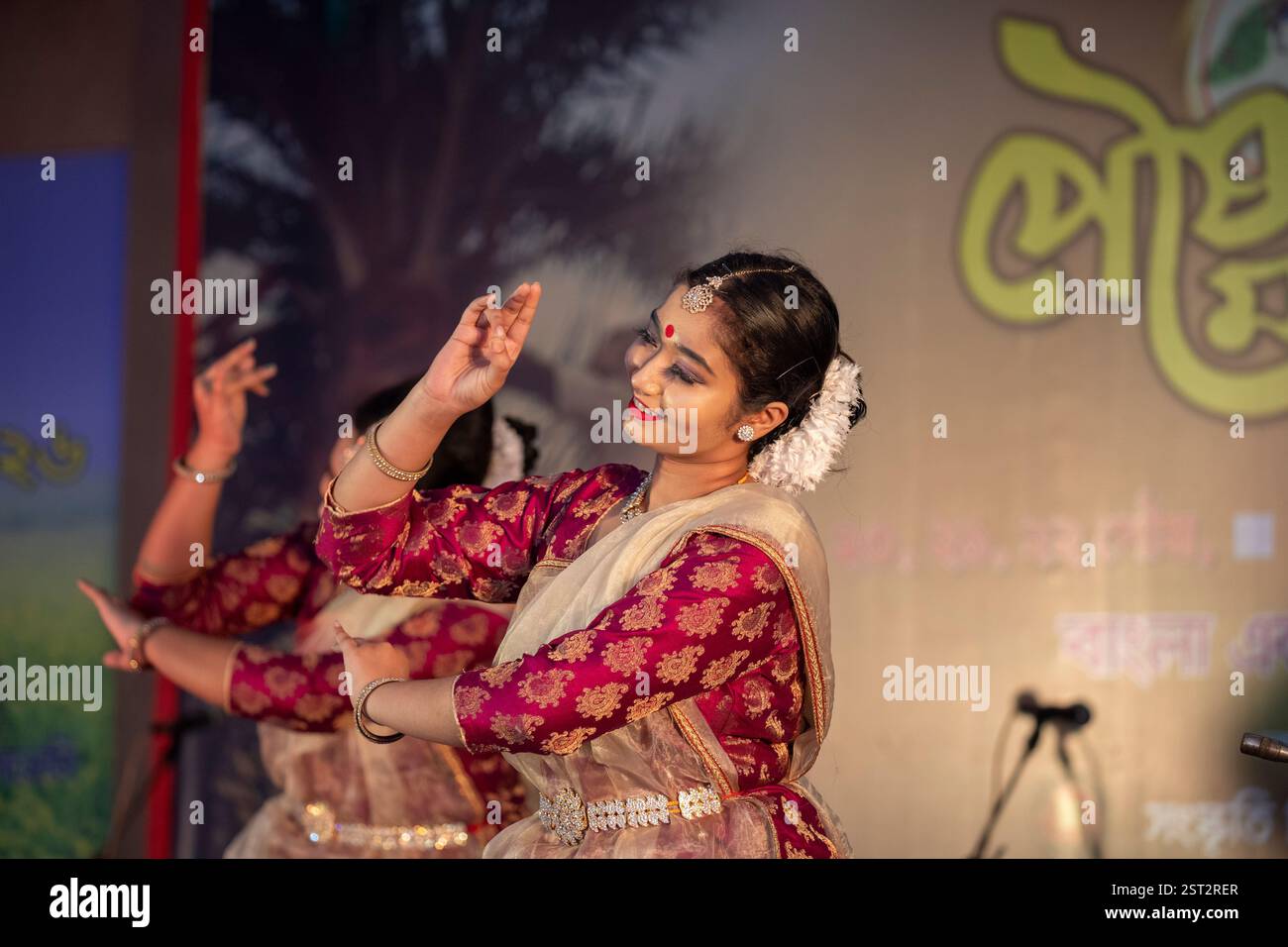Bengali folk dance hi-res stock photography and images - Alamy