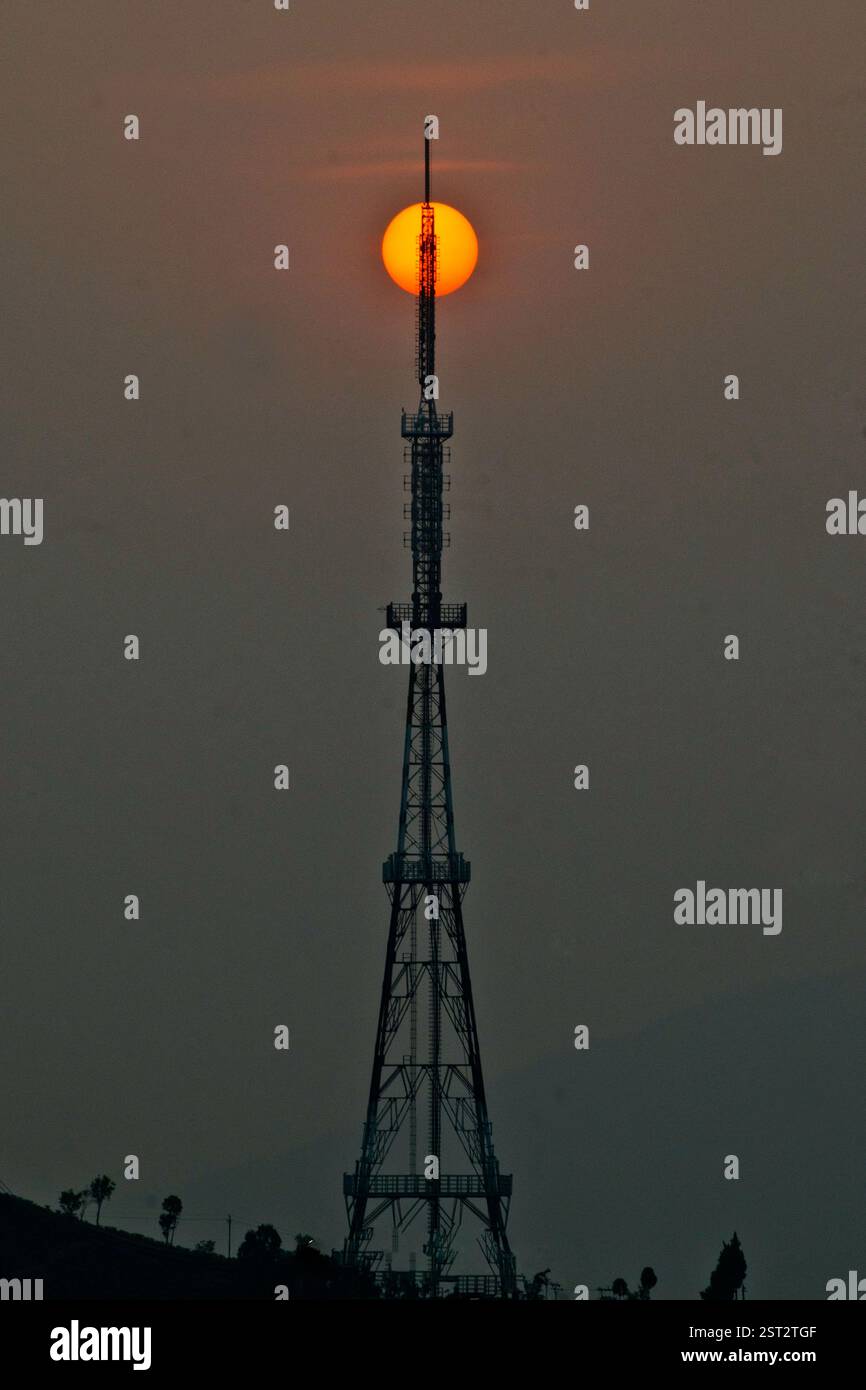 Sun setting behind hill hi-res stock photography and images - Alamy