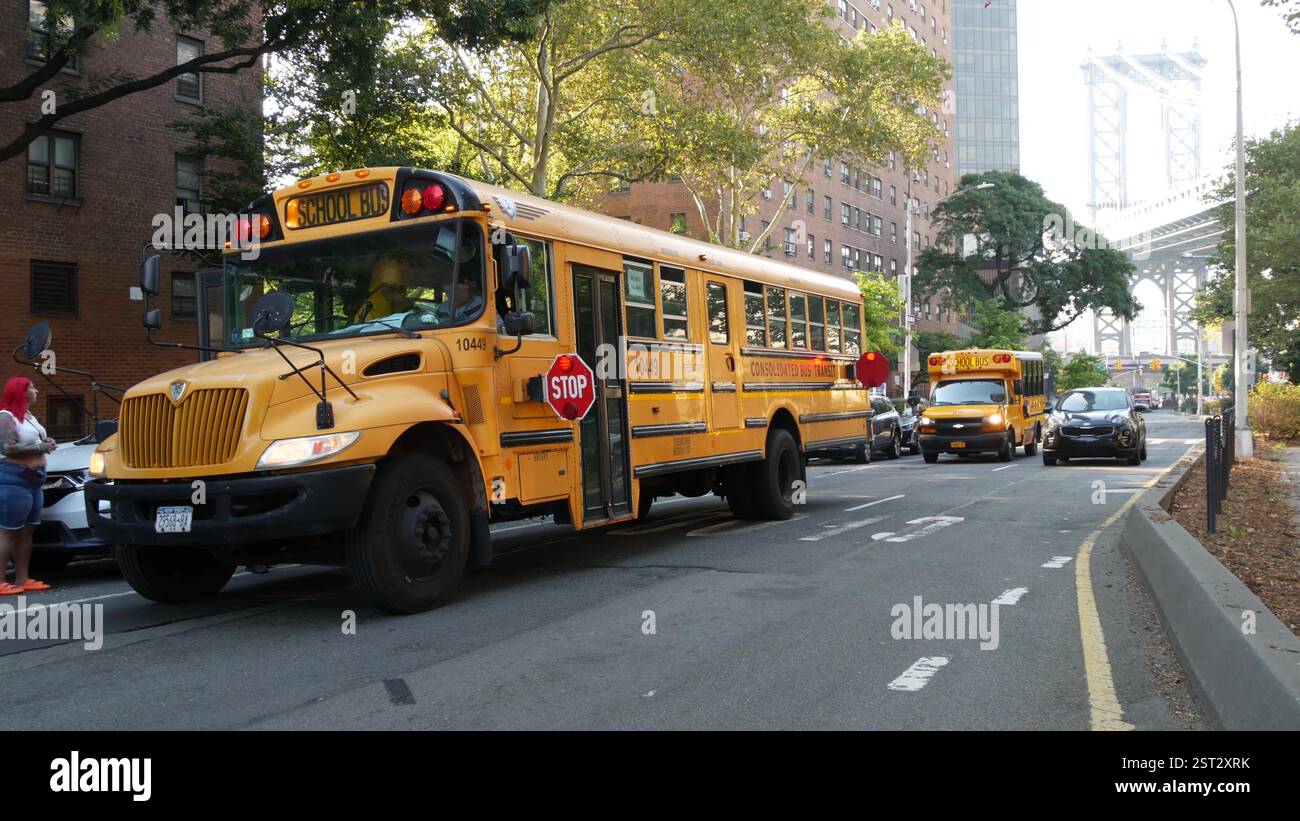 School building shuttle bus hi-res stock photography and images - Alamy