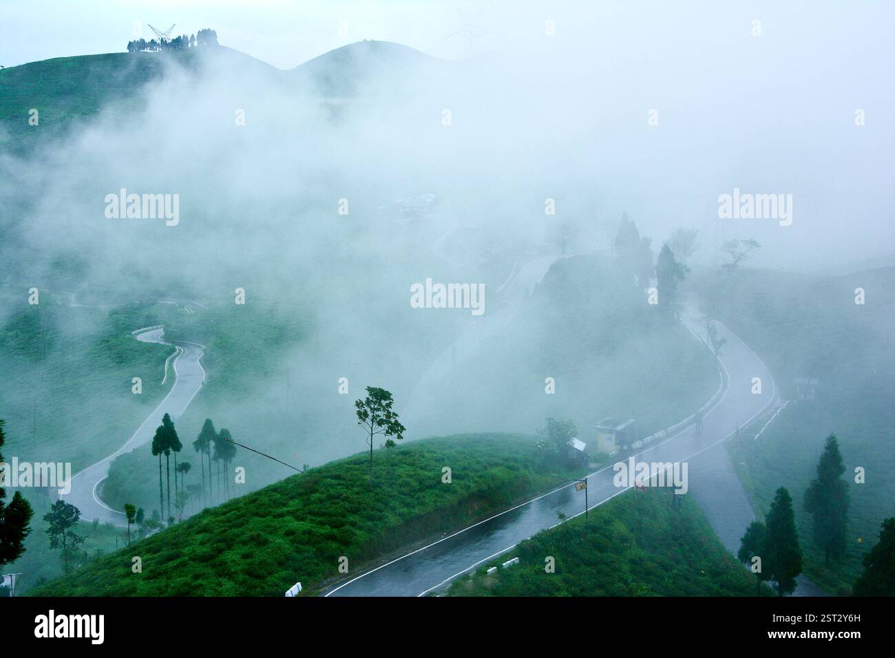 Fog laced scenery hi-res stock photography and images - Alamy