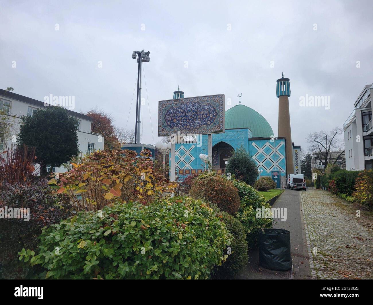 Feature / Symbol: Imam-Ali-Moschee in Hamburg 11/24 pp Die sog. Blaue ...