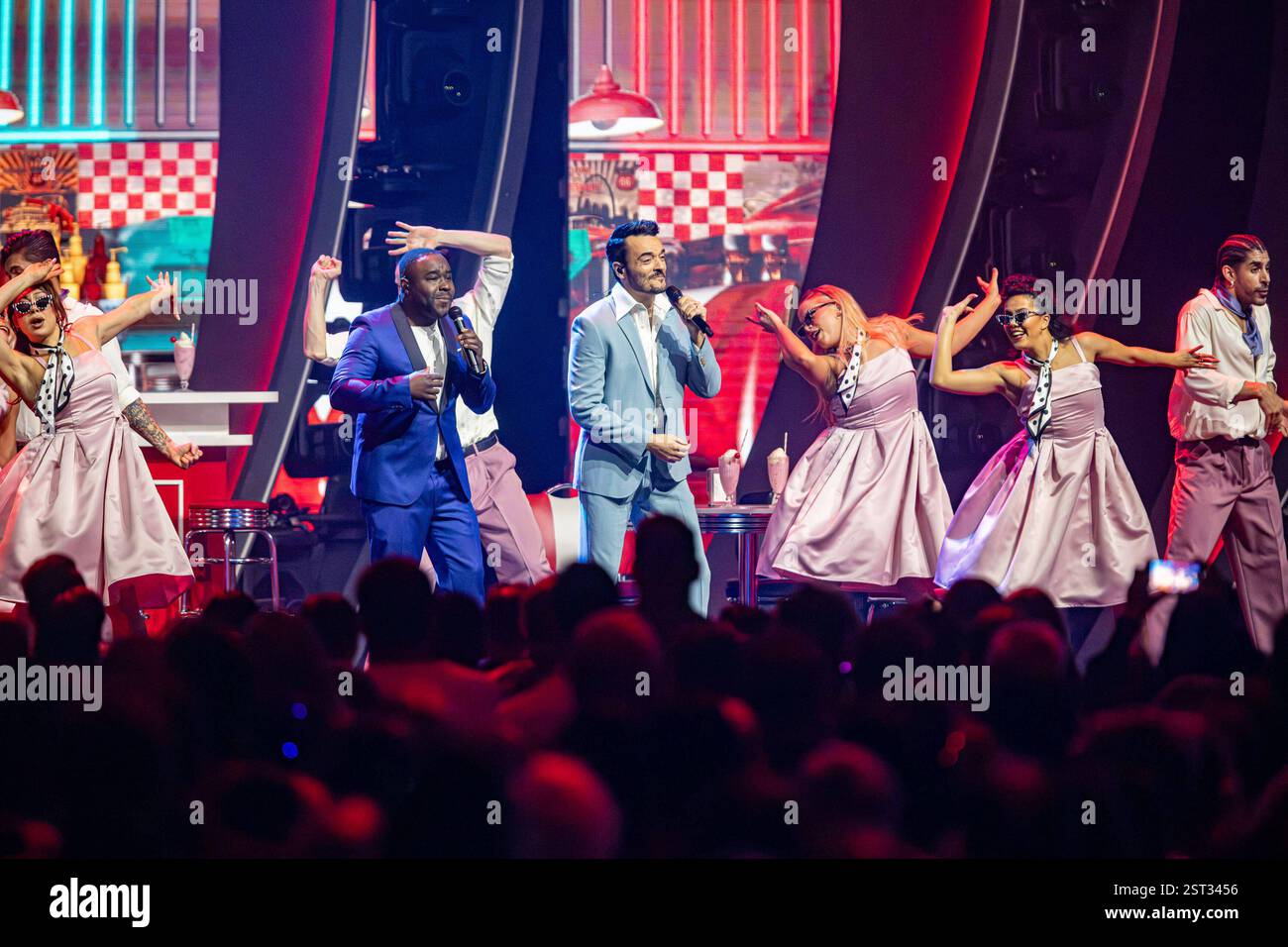 Friedrichshafen Schlagersaenger und Koch Nelson Mueller beim Auftritt ...