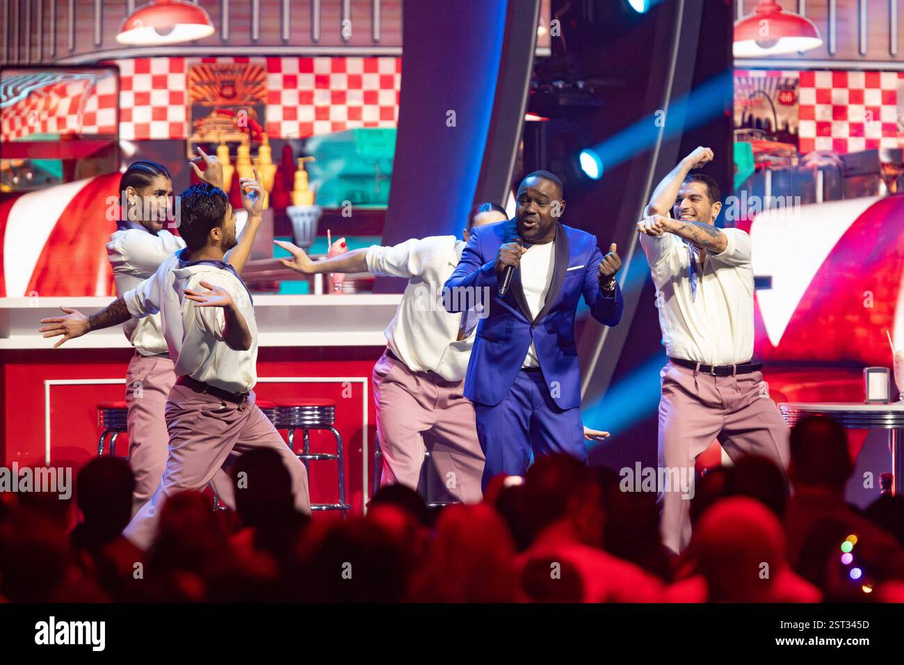 Friedrichshafen Schlagersaenger und Koch Nelson Mueller beim Auftritt ...