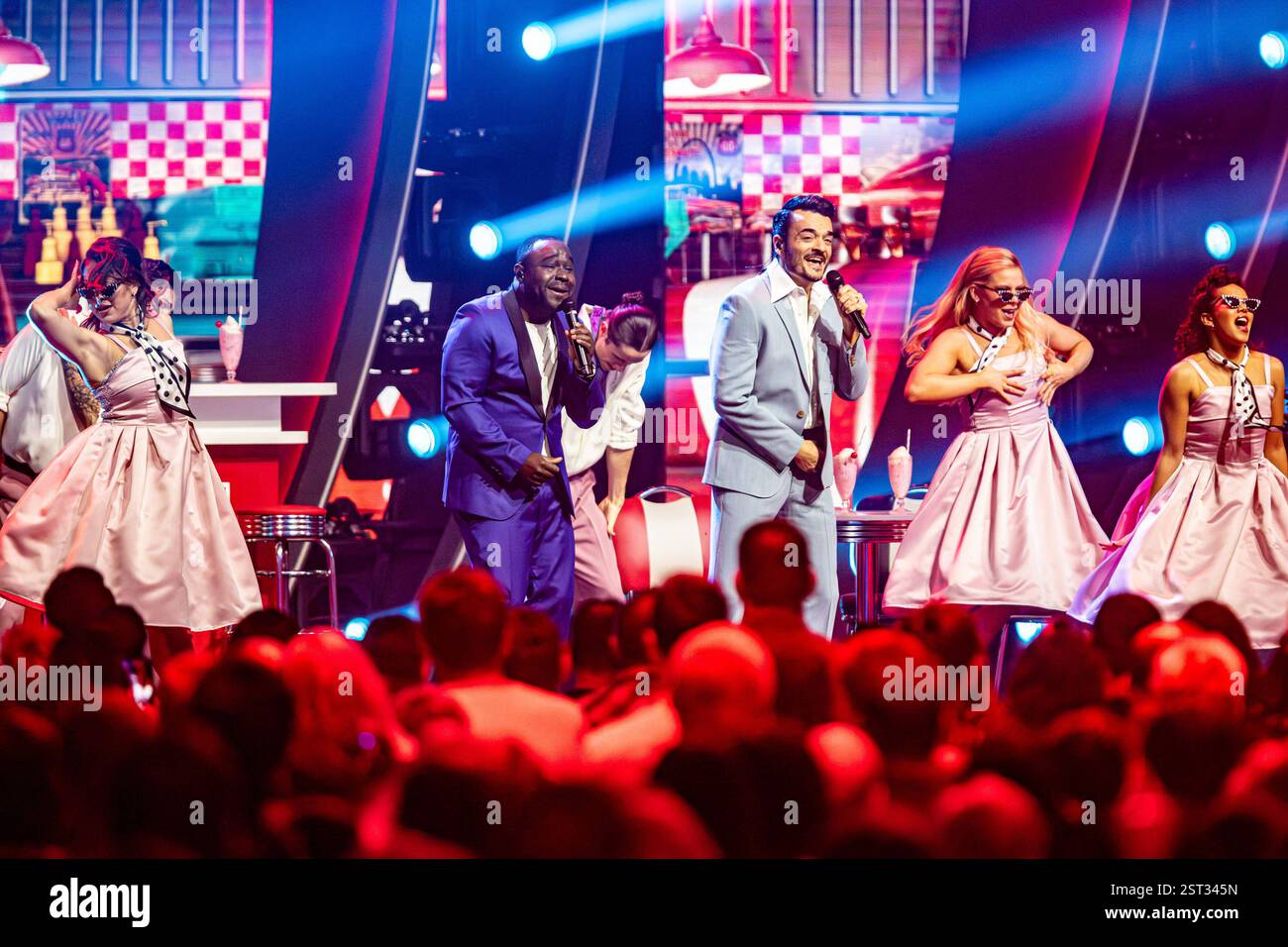 Friedrichshafen Schlagersaenger und Koch Nelson Mueller beim Auftritt ...