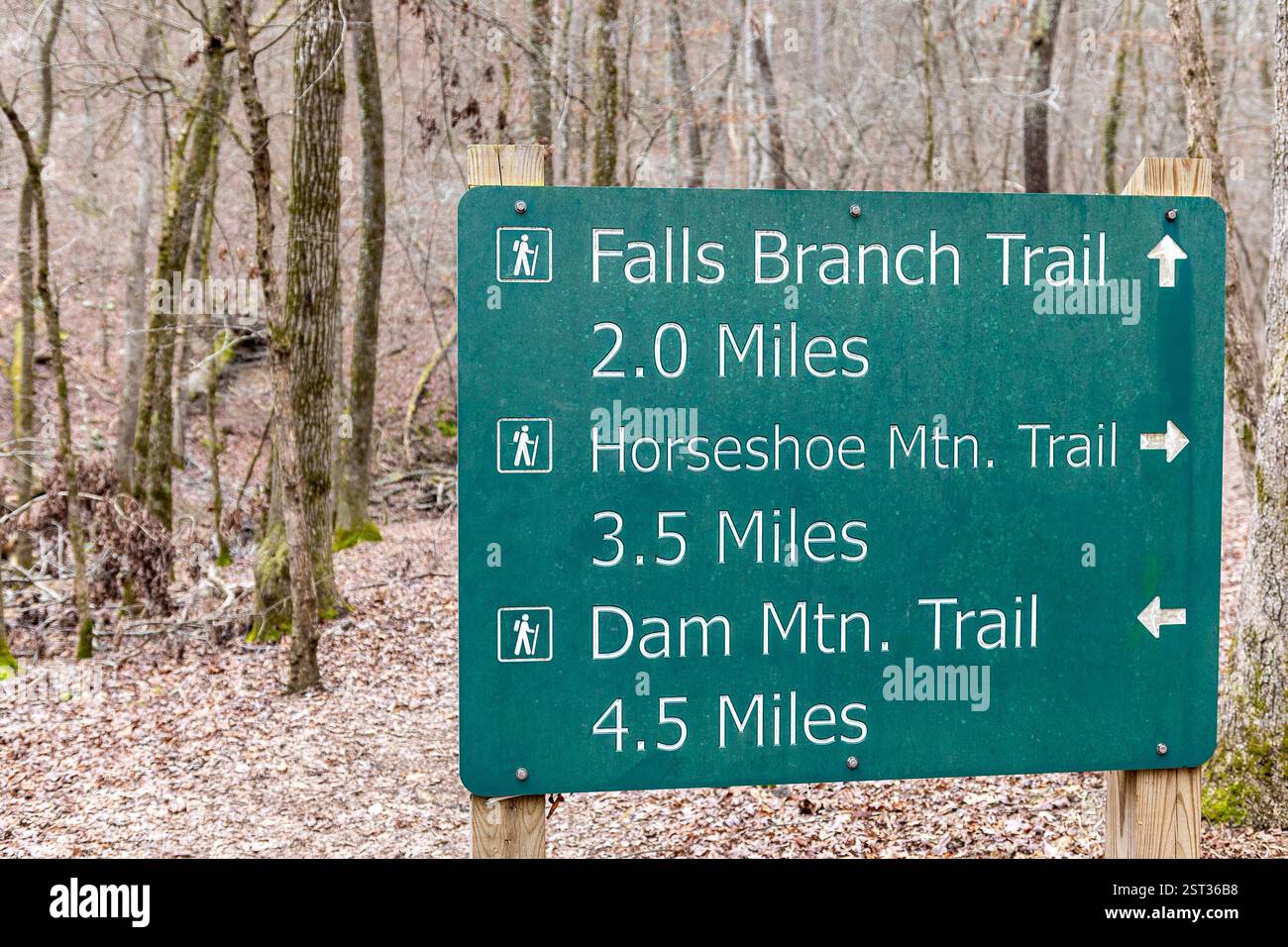 Trailhead direction sign at Lake Catherine State Park Stock Photo - Alamy