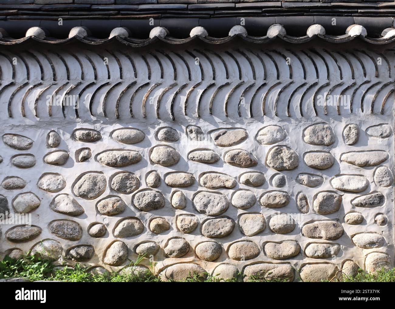 Oriental decorative wall of traditional Korean house with roof tile ...