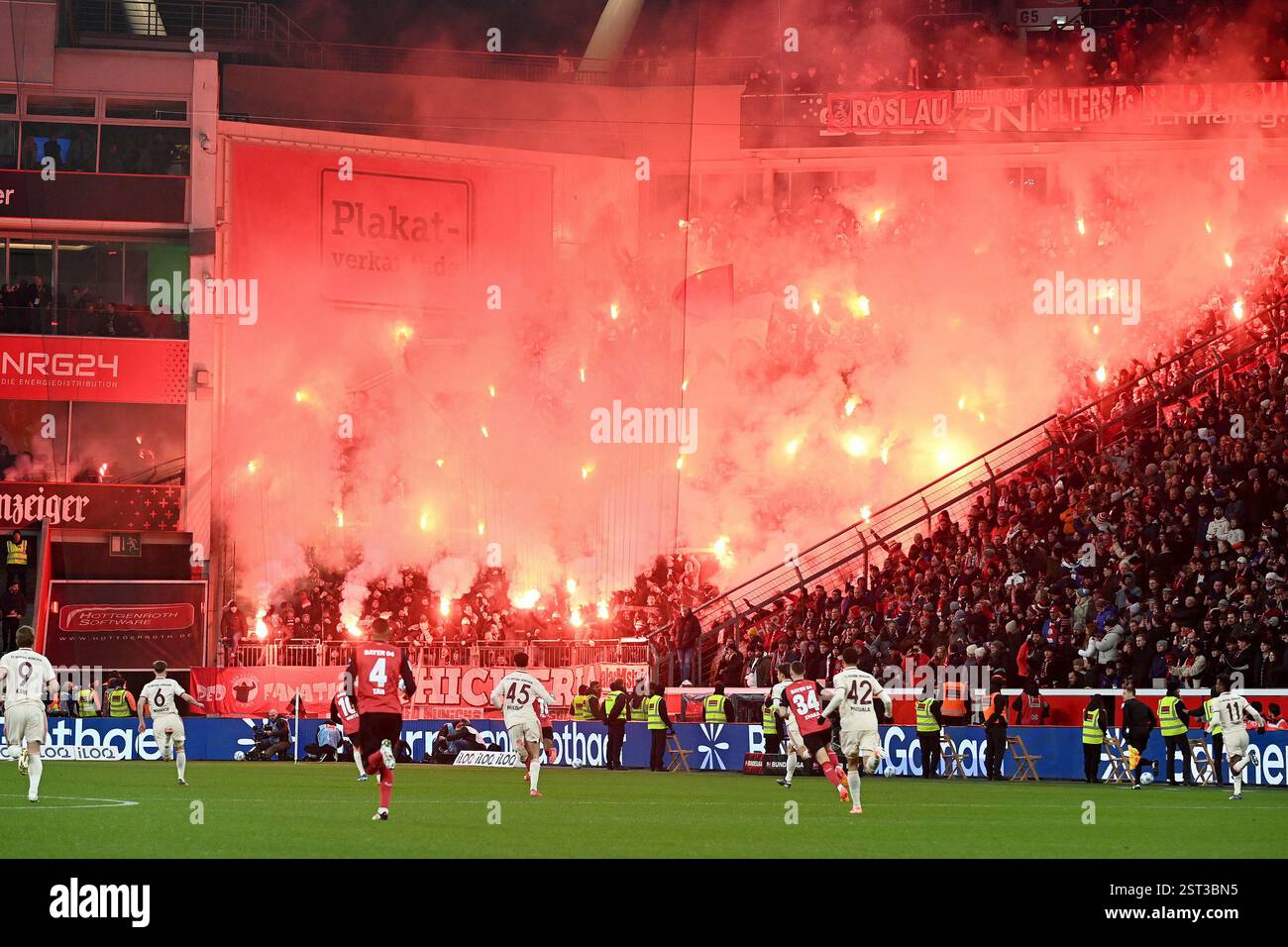Leverkusen, Deutschland. 15th Feb, 2025. Fussball; Spieltag 22; 1 ...