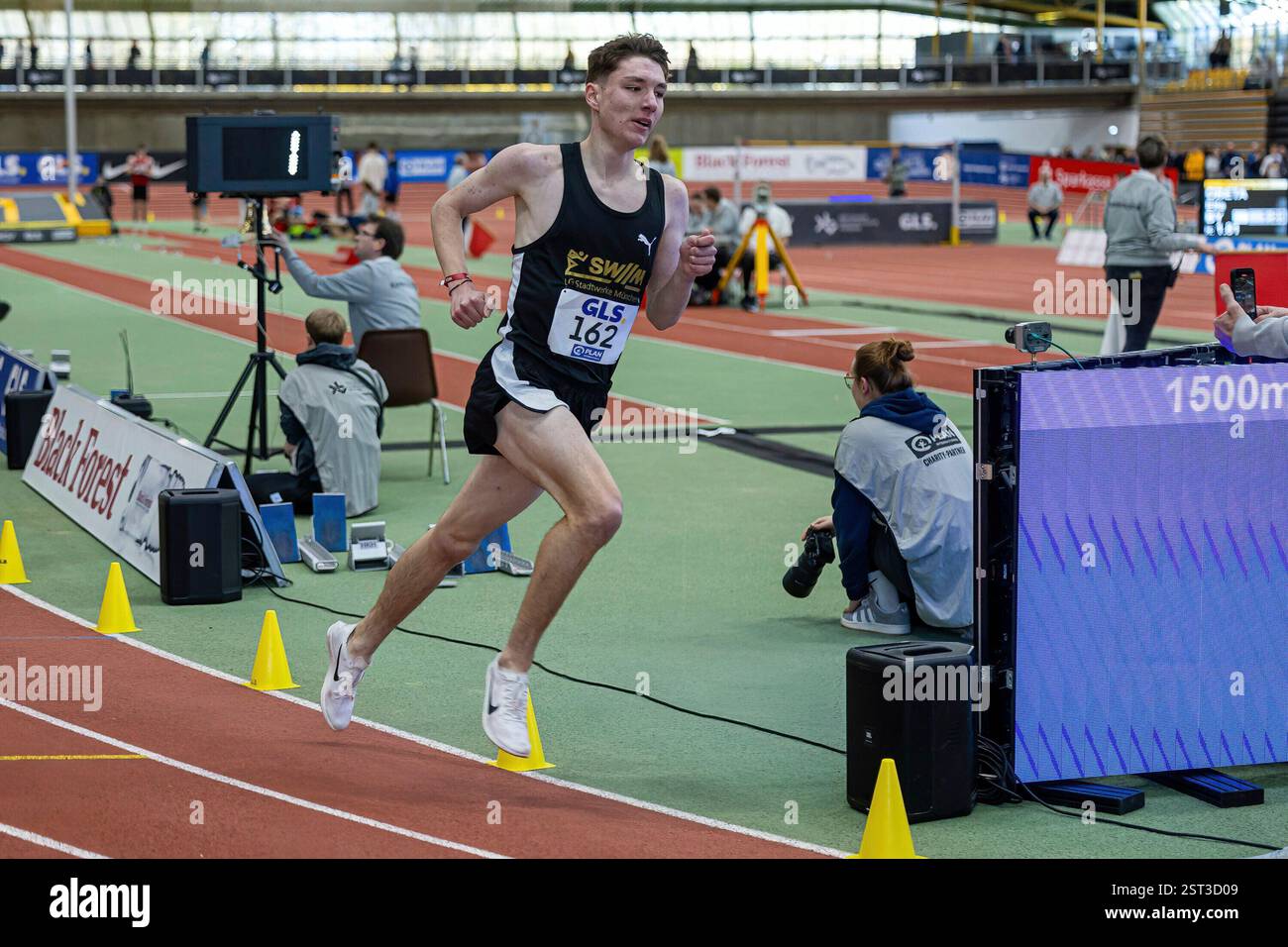 Dortmund, Deutschland. 16th Feb, 2025. Moritz Gutowski (LG Stadtwerke M ...