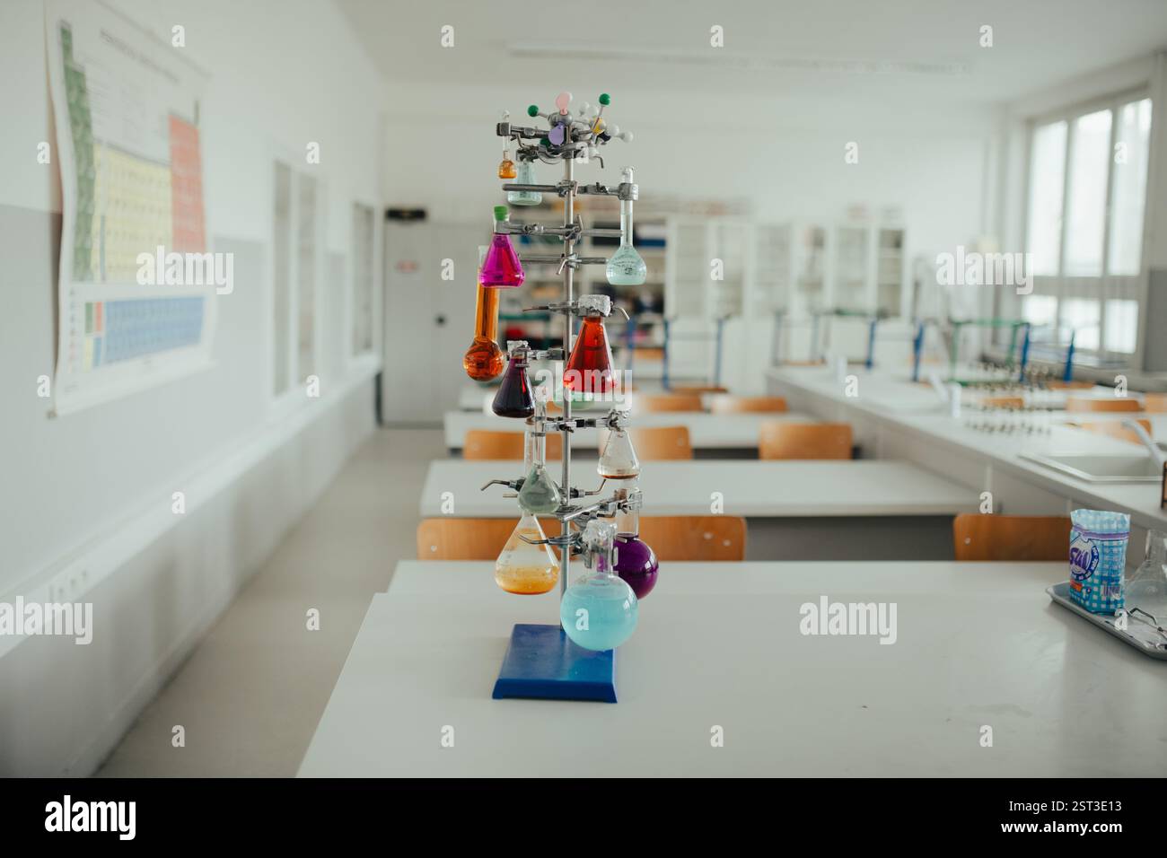 High school science lab table hi-res stock photography and images - Alamy
