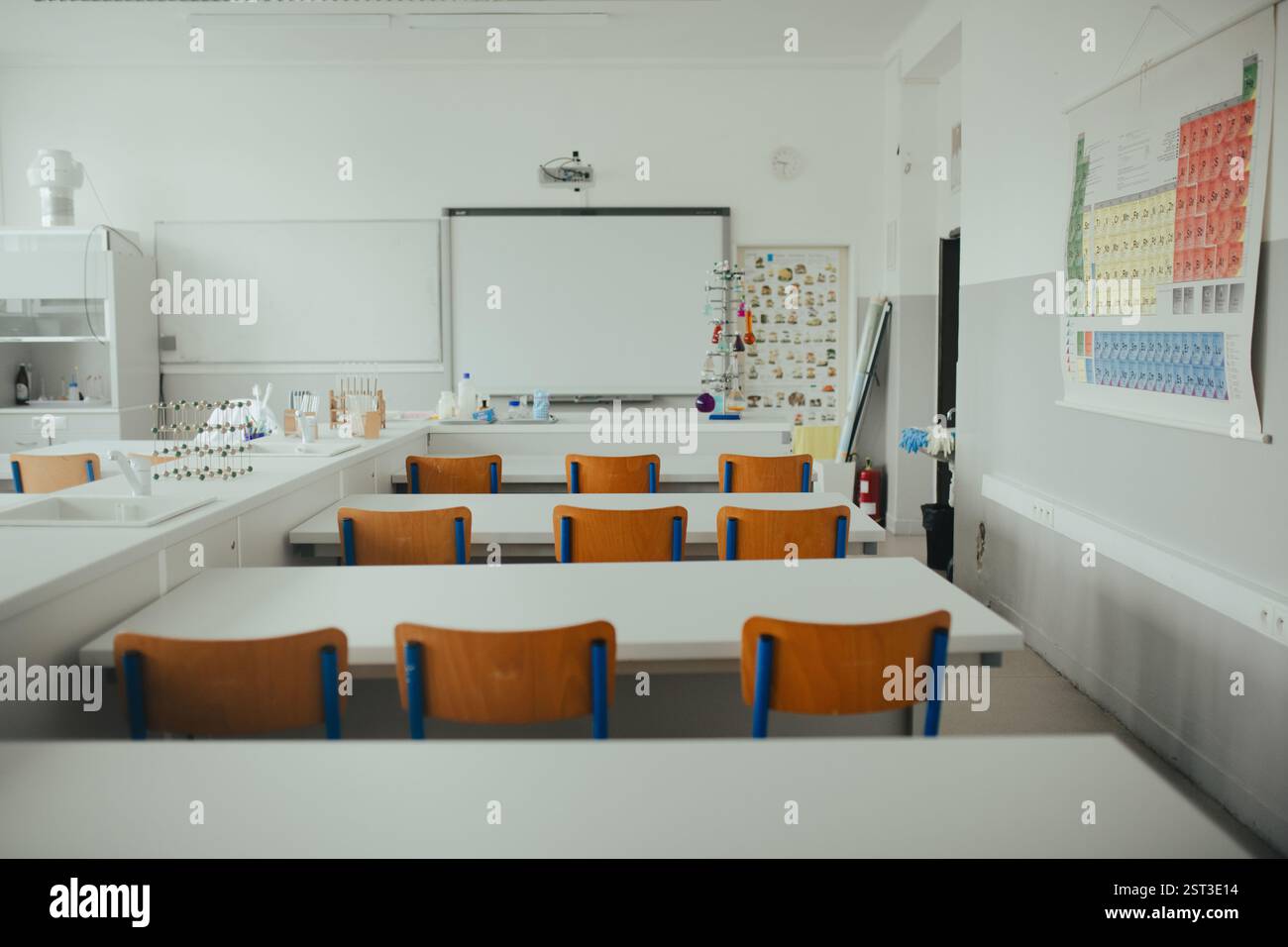 High school science lab table hi-res stock photography and images - Alamy
