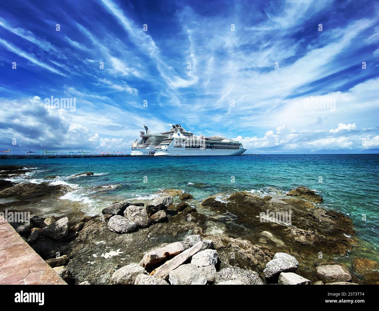 Ships and skies hi-res stock photography and images - Alamy