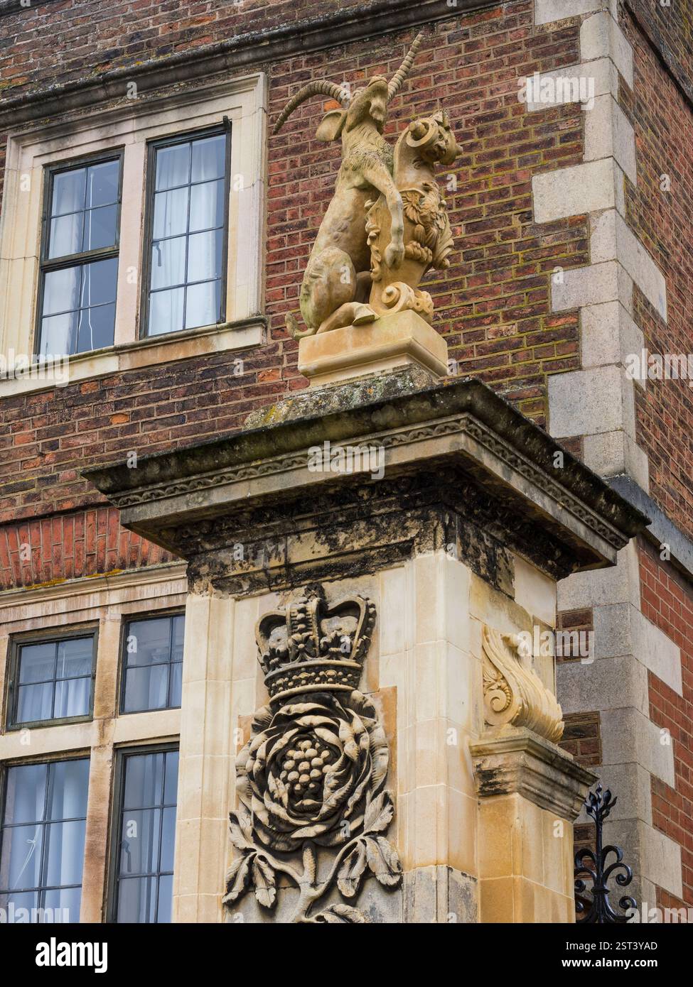 Kitchen bridge statues hi-res stock photography and images - Alamy