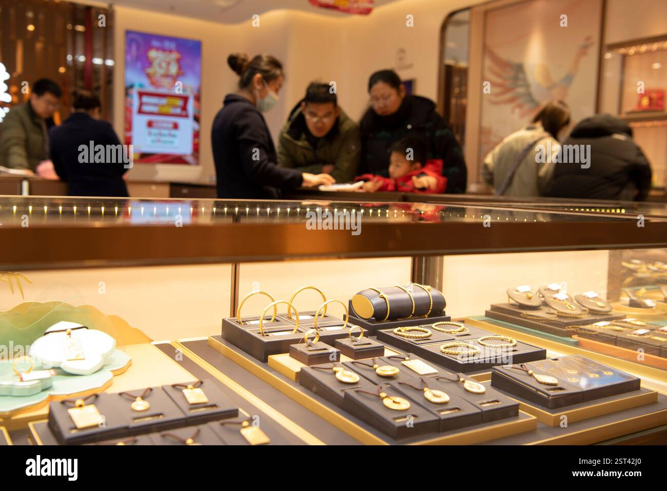People shop for gold products at a gold store in Hai 'an, East China's ...