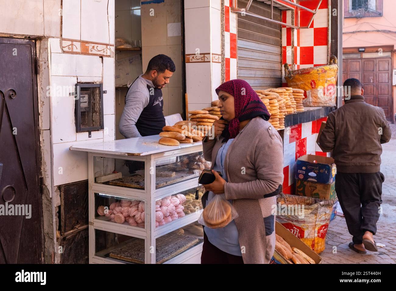 Market stall selling fresh bread in the oldtown Medina Marakkesh ...