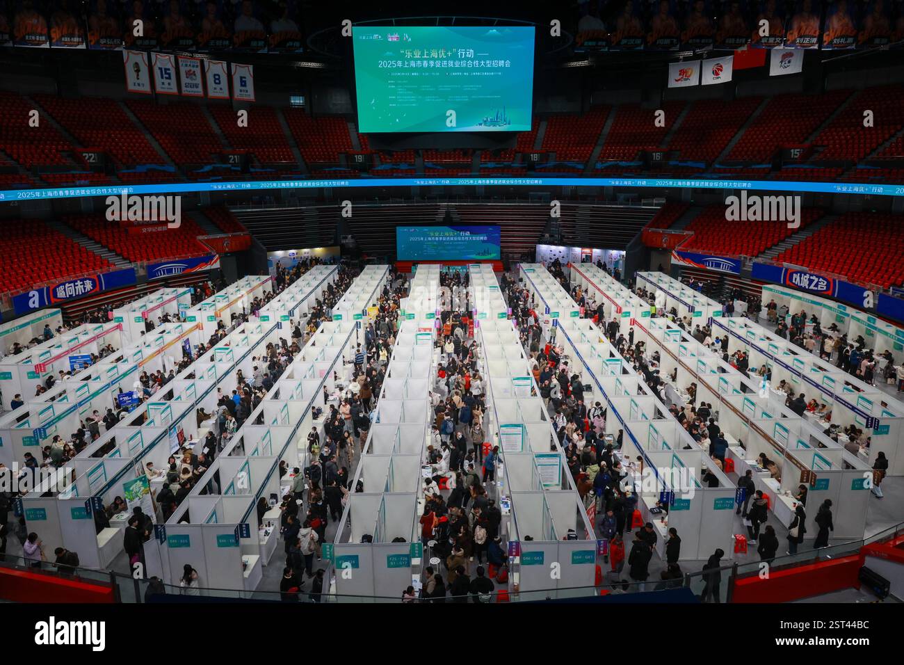 People look for jobs at a job fair in Shanghai, China, 14 February ...