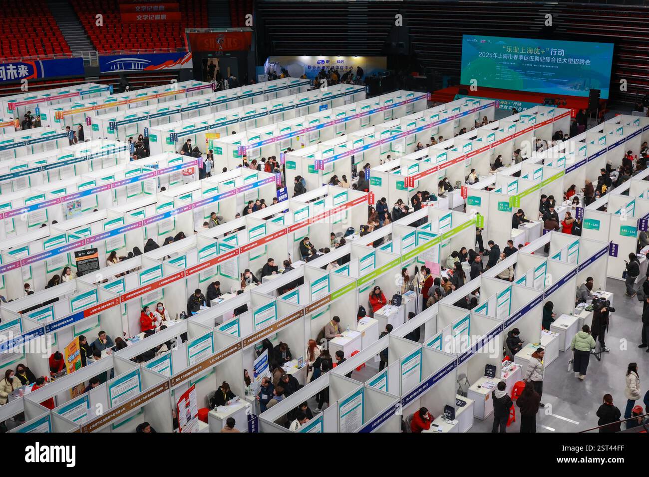People look for jobs at a job fair in Shanghai, China, 14 February ...