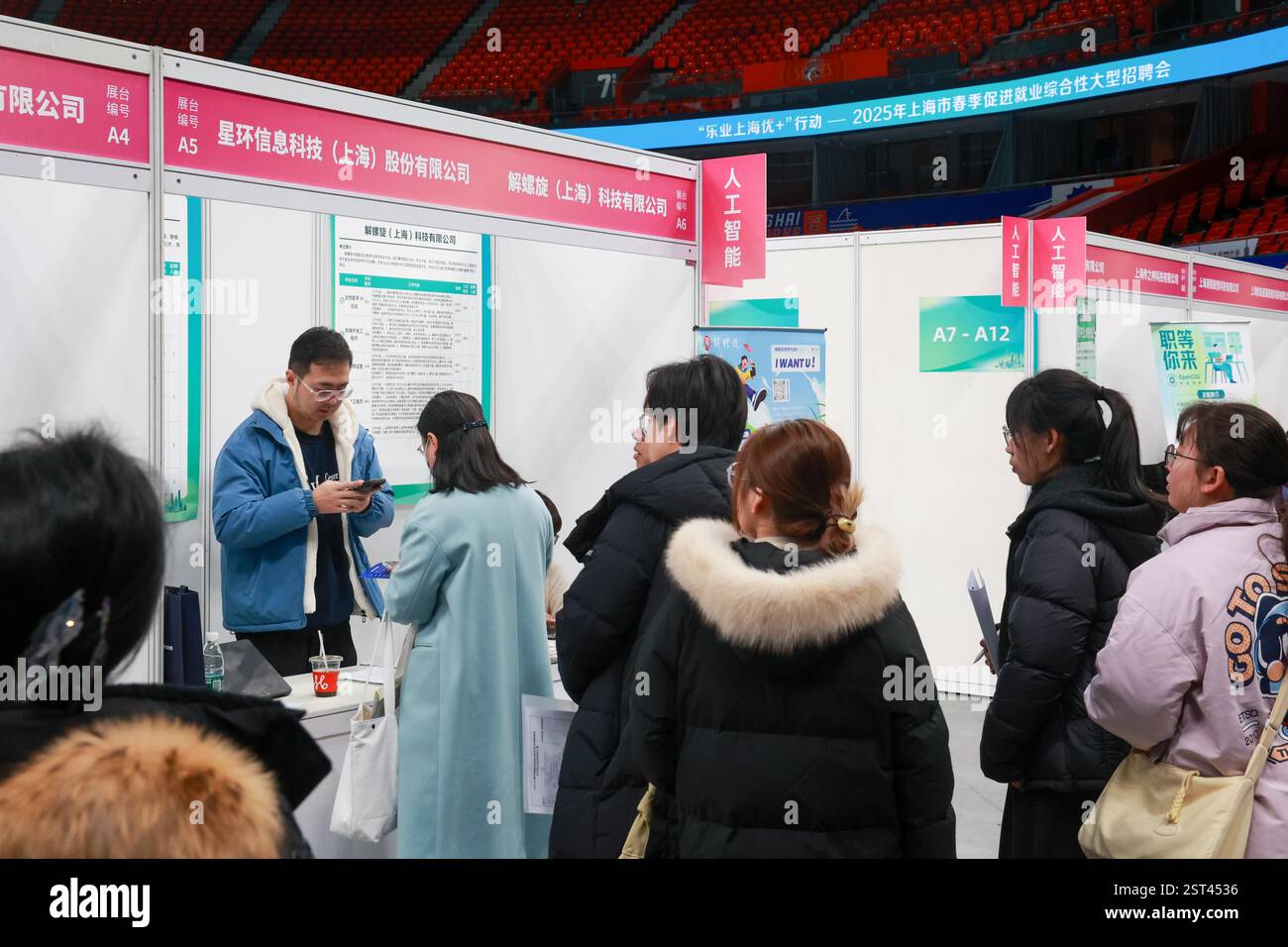 People look for jobs at a job fair in Shanghai, China, 14 February ...